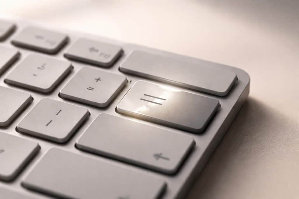 Les secrets du signe égal barré sur clavier : guide pratique